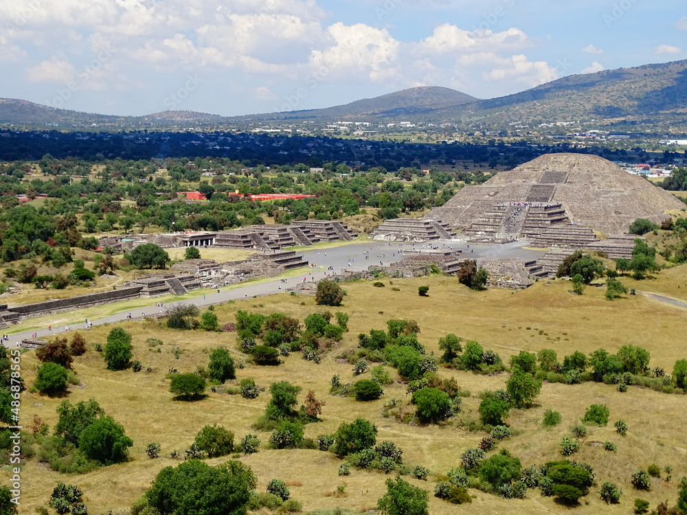 Teotihuacan Sun and Moon pyramids outside Mexico City ilustração do ...