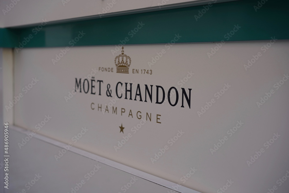 Moët & Chandon Schriftzug und Logo in Berlin am 13.02.2022 Stock Photo ...