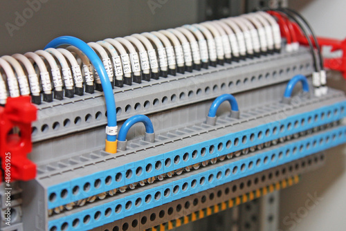 3-level electrical terminals for connecting loads in the electrical ...