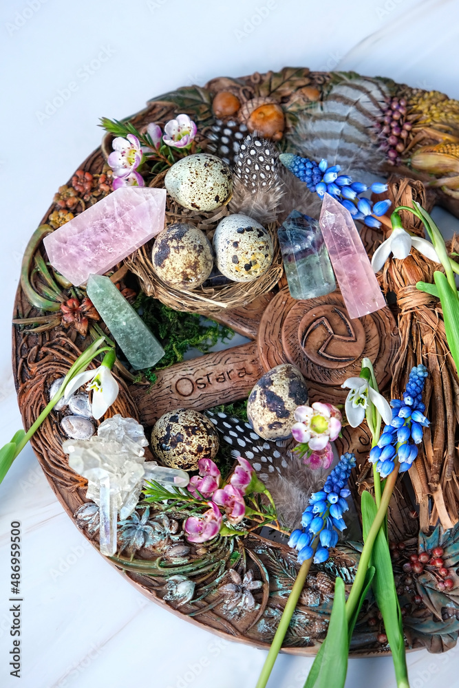 Foto de Altar for spring Ostara sabbath. wiccan wheel of the year with ...