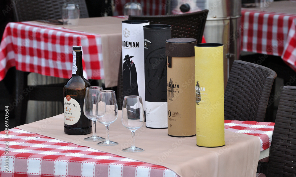 Mesa com provas de vinhos do Porto, portugueses com rótulos das marcas ...