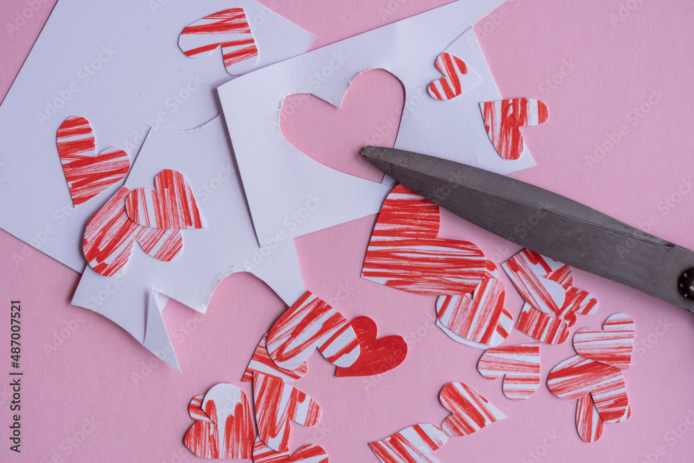 recortes de corazones con textura de rayas con plumón para el día de ...