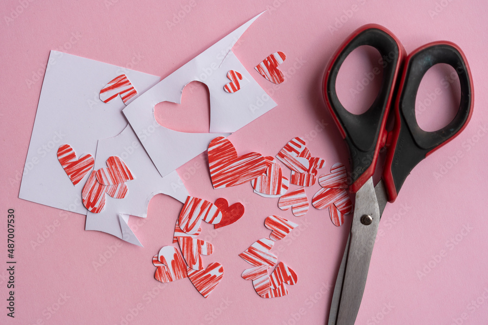 recortes de corazones con textura de rayas con plumón para el día de ...