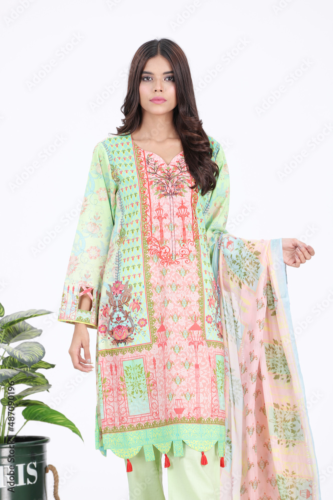 Foto de A Pakistani shalwar kameez suit with dupatta. Pakistani model ...