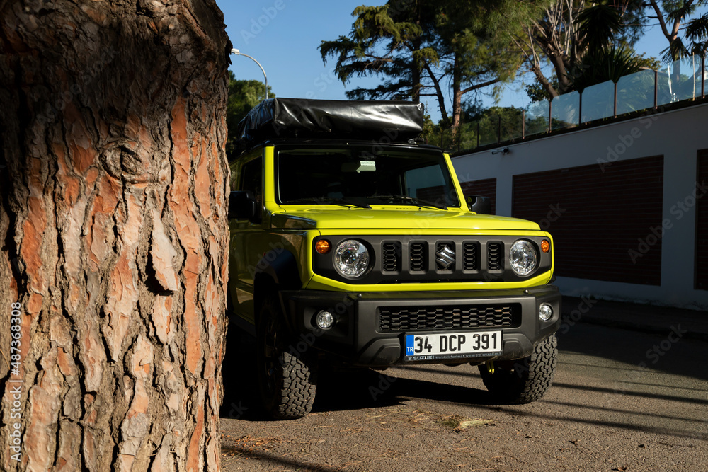 Foto de Suzuki Jimny is a line of four-wheel drive off-road mini SUVs ...