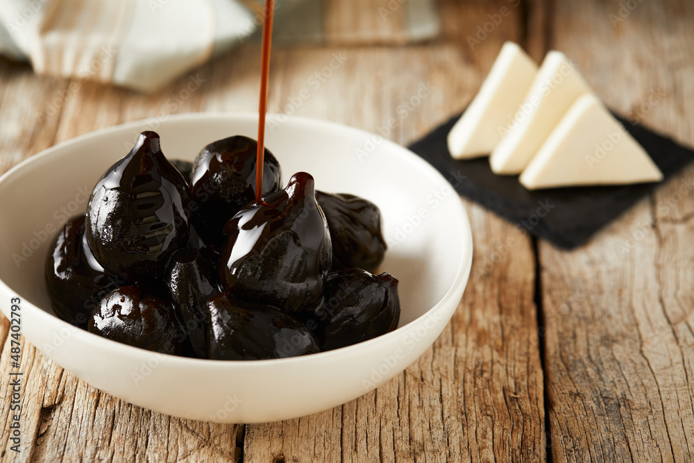 Dulce de higos con queso, postre típico ecuatoriano, servido en un ...