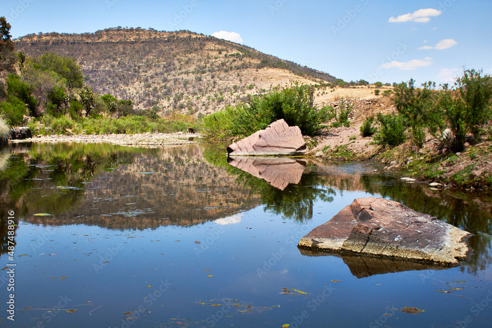 paisaje de la selva baja caducifolia con montañas aridas y un lago en ...
