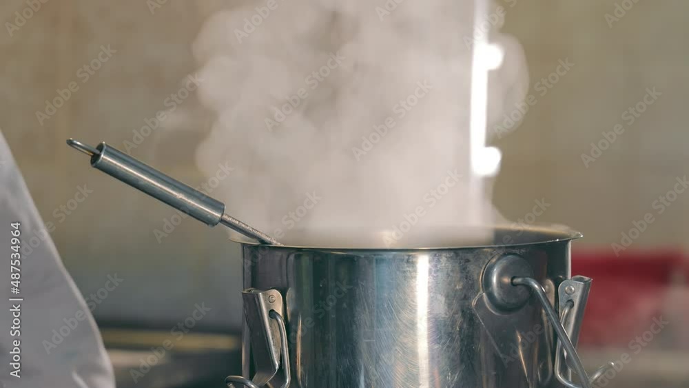 Vidéo Stock Cooking in a fast food dining room. Steam coming from a ...