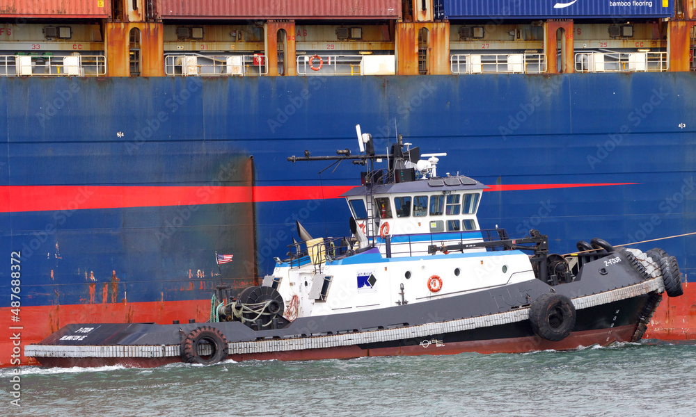 Fotka „Oakland, CA - Feb 14, 2022: Tugboats are small, yet powerful for ...