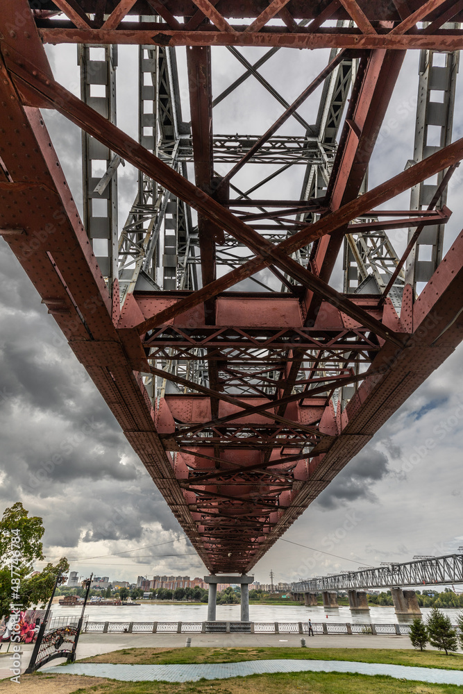 Das rote Stahlsegment mit vielen Verstrebungen der ersten Stahlbrücke ...