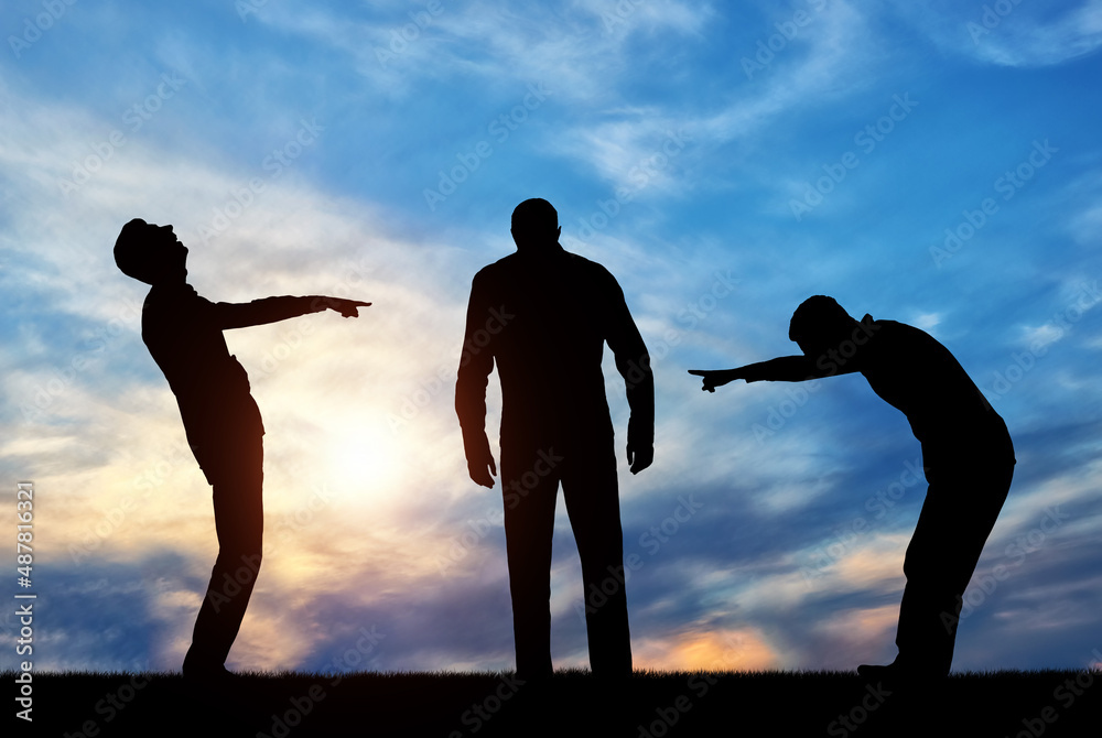 Foto de Silhouettes of two men laughing at a sad man pointing a finger ...