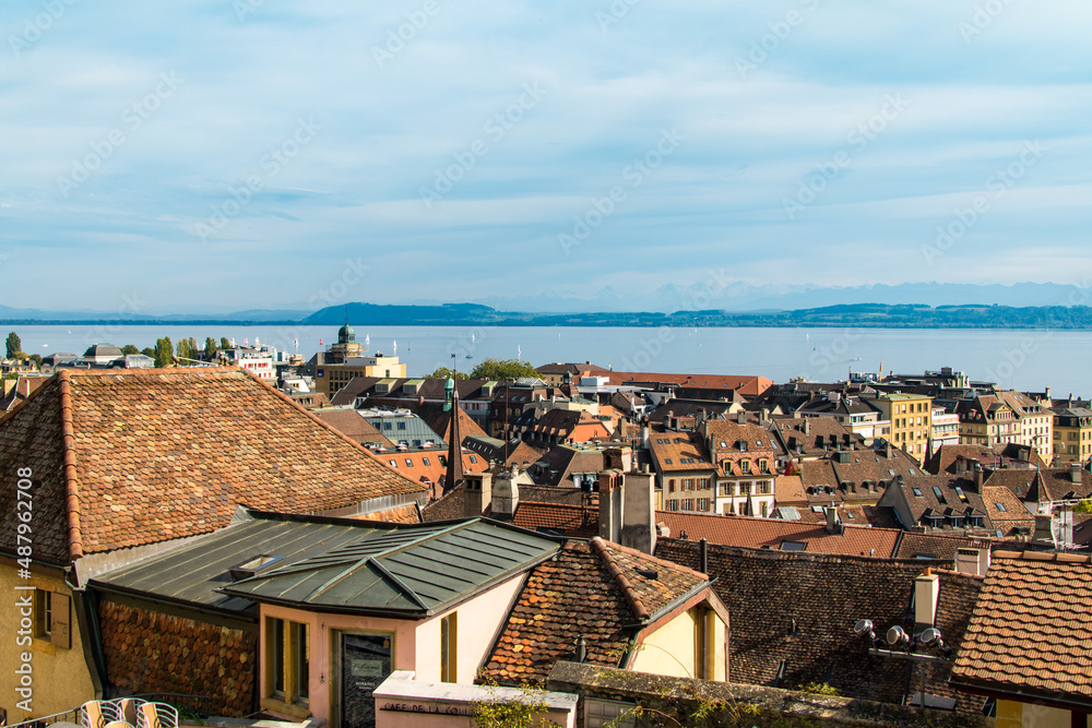 Vue sur les toits de la ville de Neuchâtel depuis les hauteurs (Canton ...