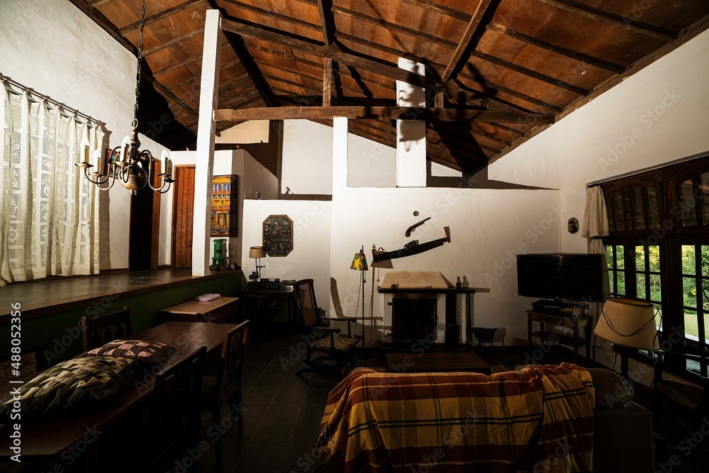 Interior de casa colonial antiga construção de madeira. Stock Photo ...