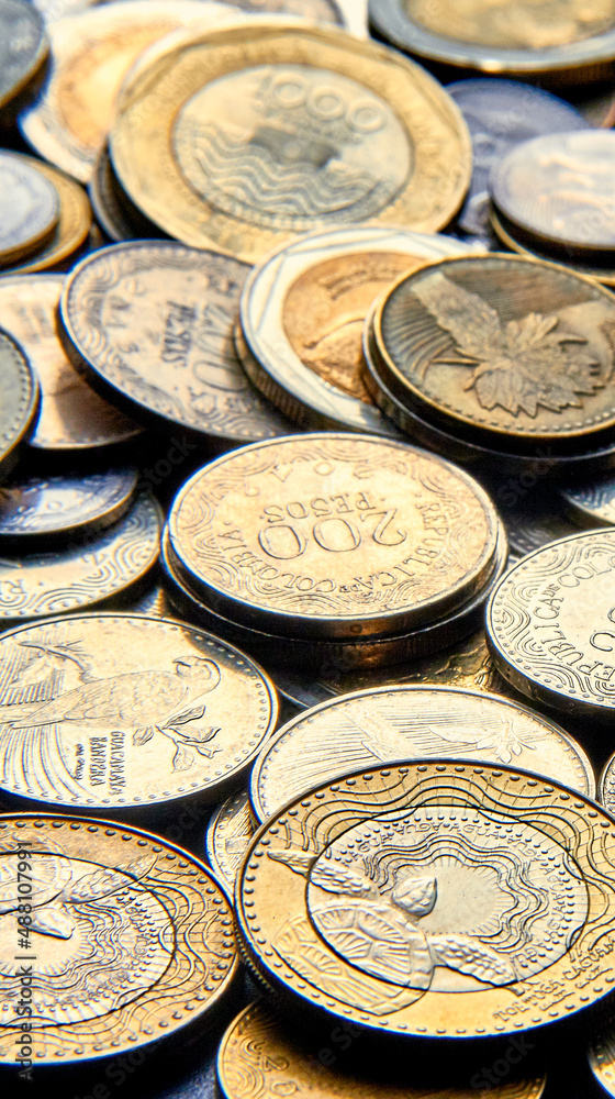monedas colombianas de varias denominaciones en una mesa Stock Photo ...