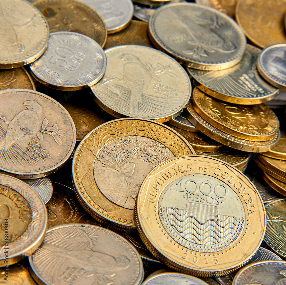 mesa llena de monedas colombianas, de diferentes denominaciones Stock ...
