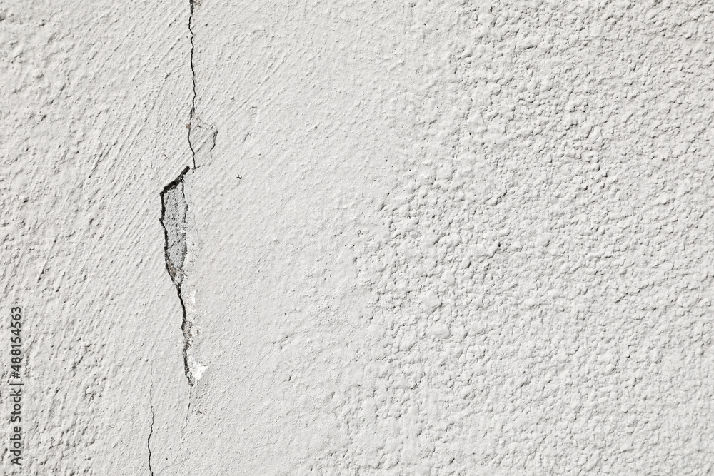 Foto de pared blanca con grieta raja casa de pueblo encalada con ...