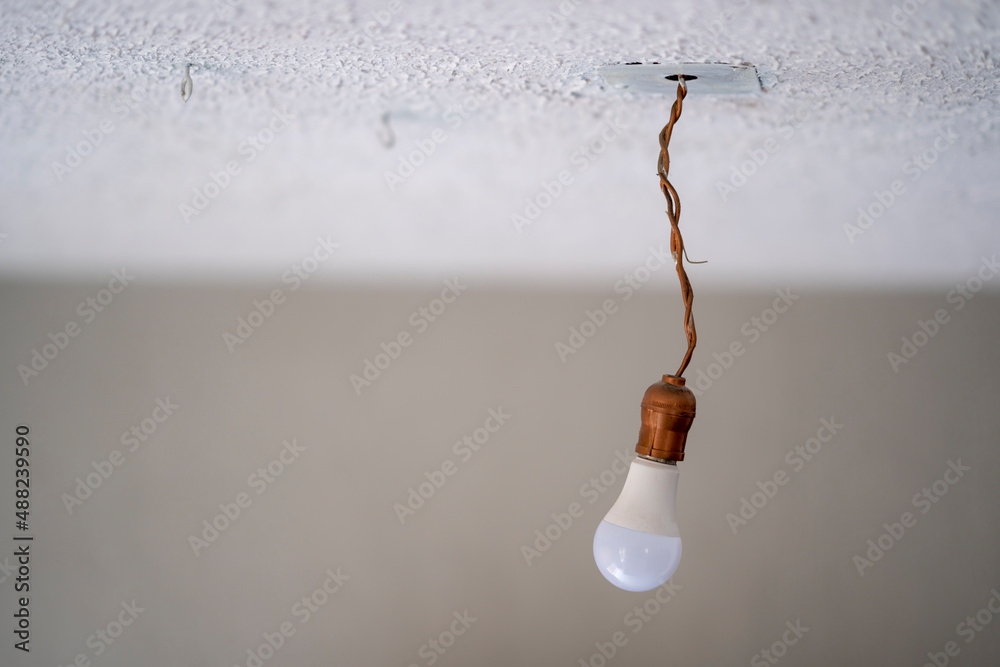 detalle de foco LED apagado colgado del techo pintado de color cobre ...