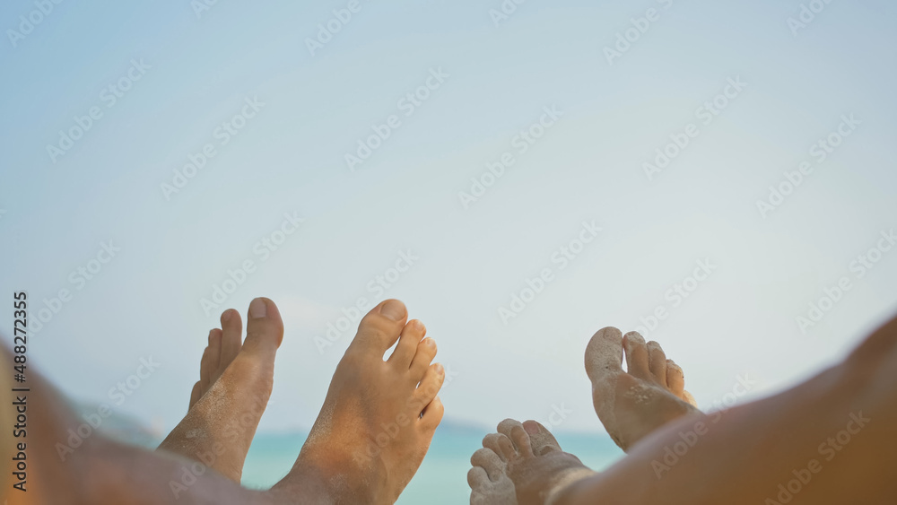 Fotografia do Stock: Bare feet of young man and woman couple wiggle ...