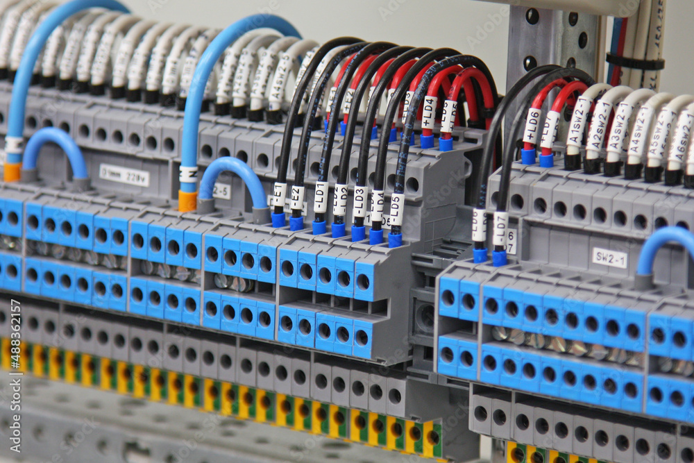 Electrical terminals for connecting mounting wires in an electrical ...