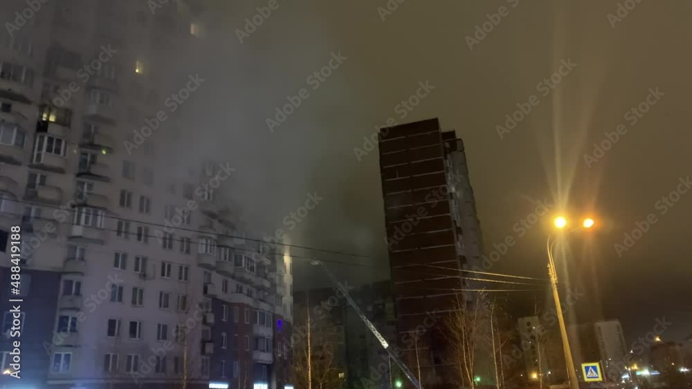 Stockvideo Fire in an apartment building at night with a fire hydrant ...