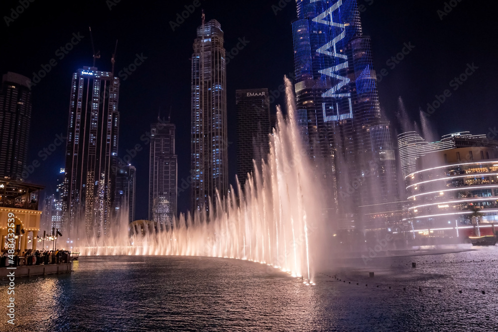 Foto de Amazing fountain show in front of the Burj Khalifa skyscraper at night in Dubai ...