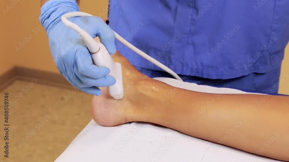 Vidéo Stock Doctor doing ankle ultrasound scan on patient, young female ...