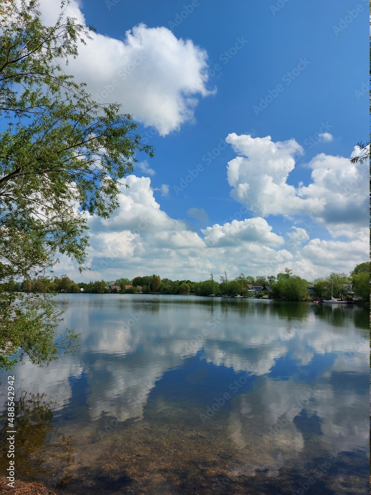 Eine Spiegelung Des Himmels Im Wasser Des Sees Der Himmel Mit Wolken