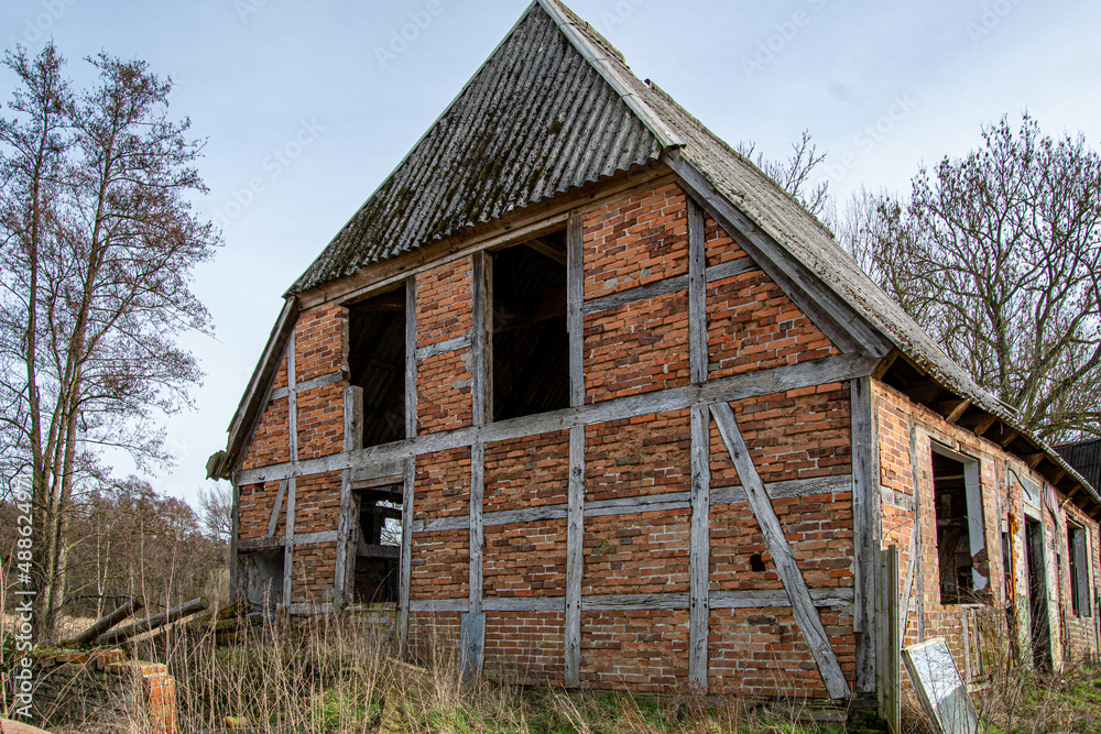 Zerfallenes Haus Ruine Lost Place von außen Stock Photo | Adobe Stock