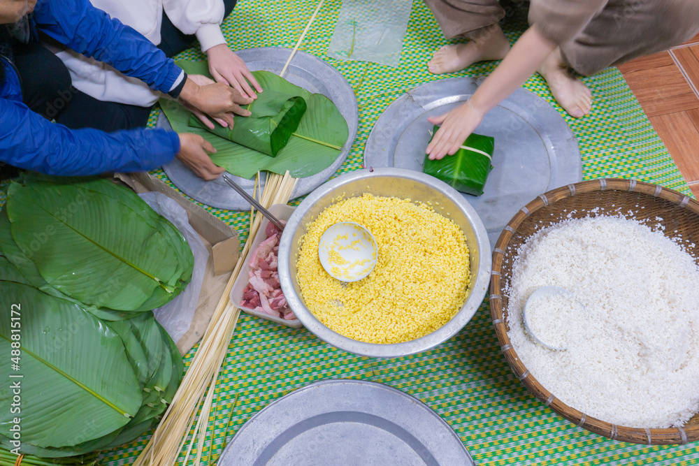 Foto de Making chung cake - A traditional food in Tet holiday- Vietnam ...