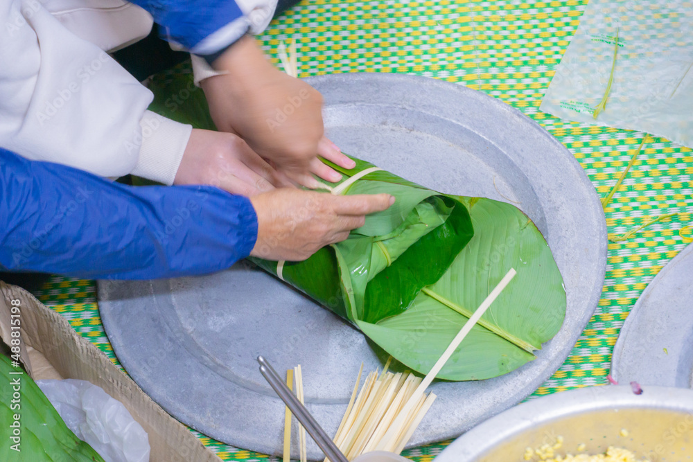 Zdjęcie Stock: Making chung cake - A traditional food in Tet holiday ...