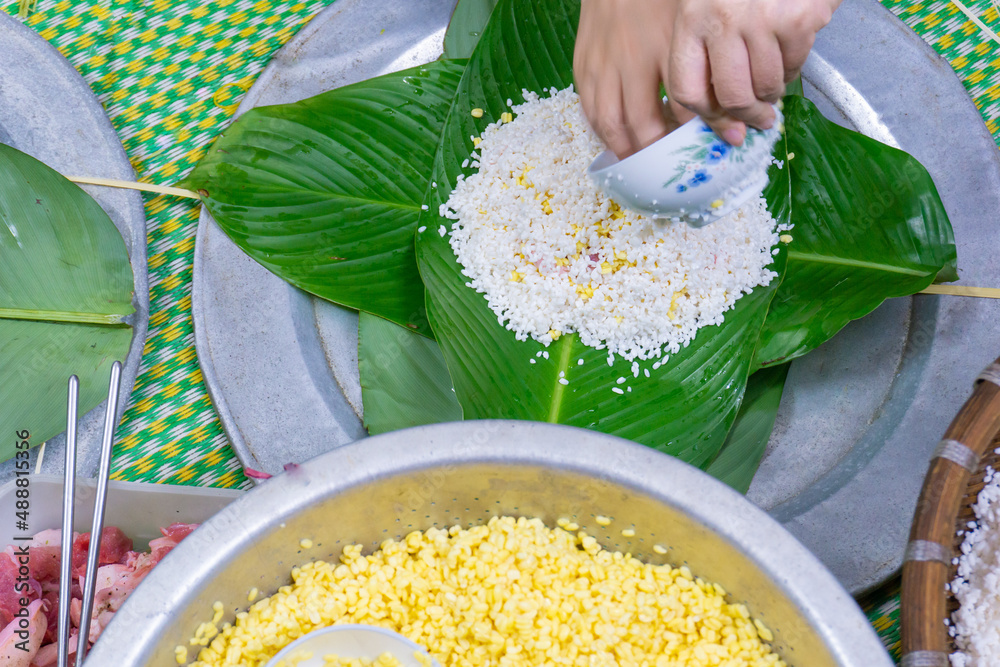 Foto de Making chung cake - A traditional food in Tet holiday- Vietnam ...
