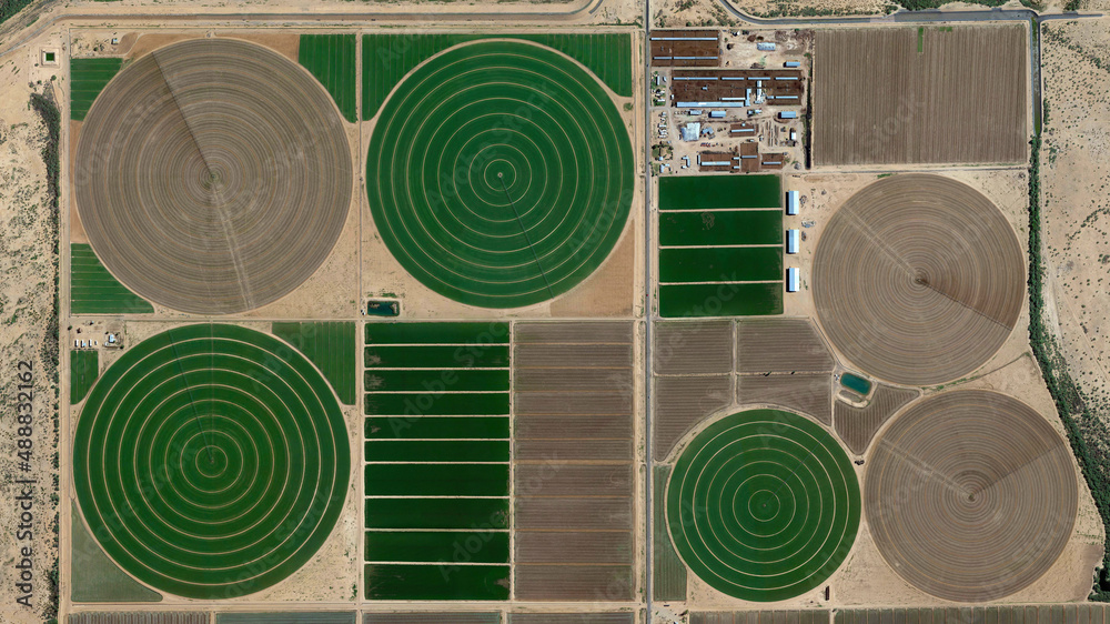 Fotka „Center pivot irrigation system, circular fields and food safety ...