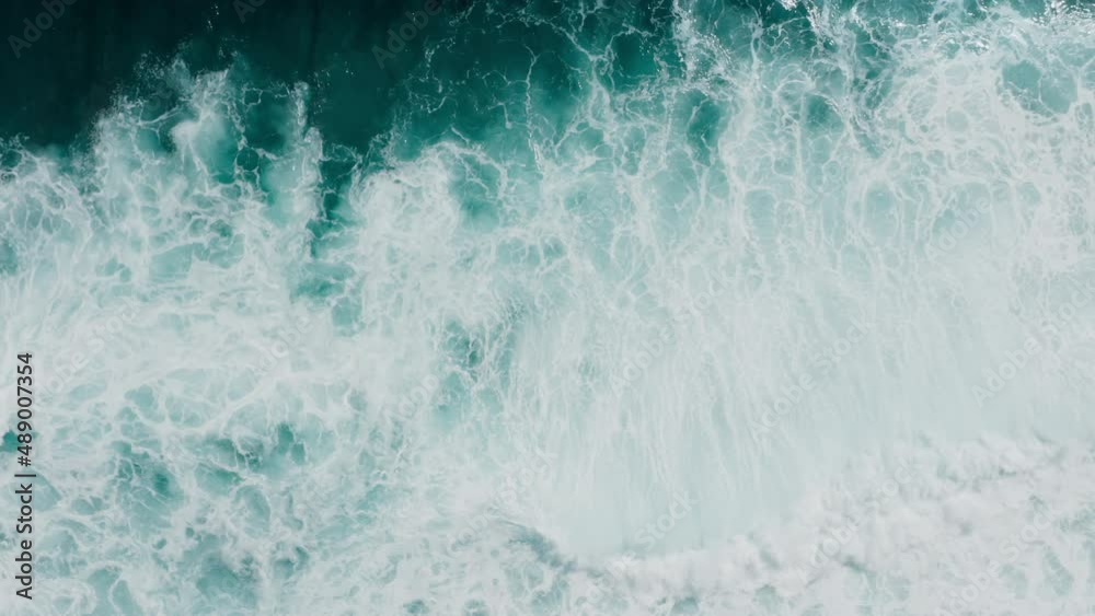 Vidéo Stock zoom out on the big power ocean waves with white wash ...