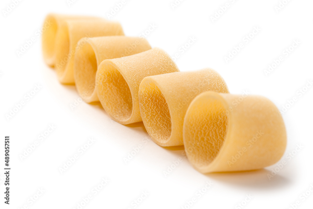 Mezzi paccheri, tipica pasta italiana su fondo bianco Stock Photo ...