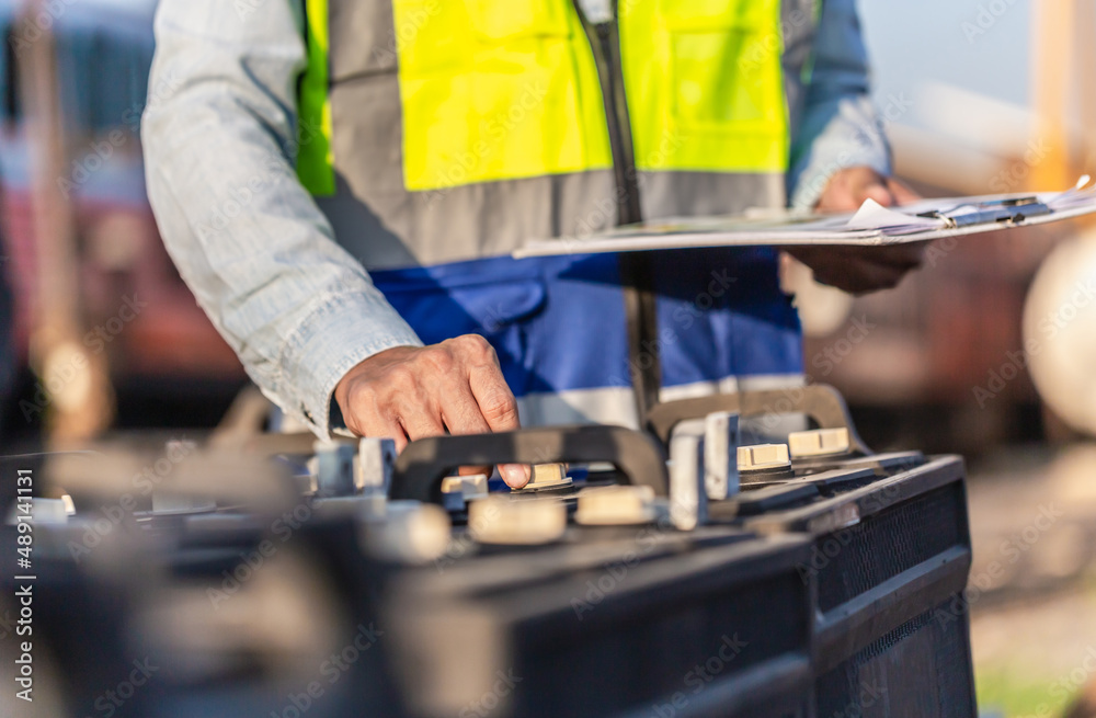Foto de Mechanical worker checking of the battery storage system do ...