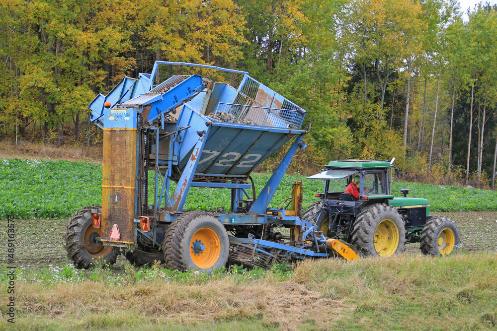 John Deere Tractor and Edenhall 722 Sugar Beet Harvester at Work in ...