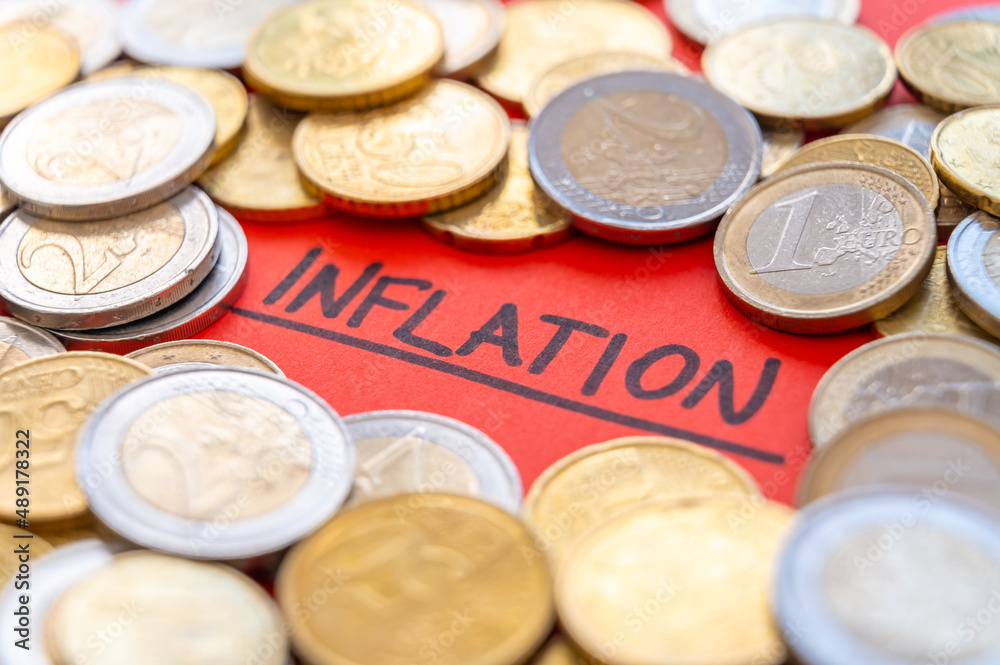 Foto de Word "inflation", written on a red surface, surrounded by Euro ...