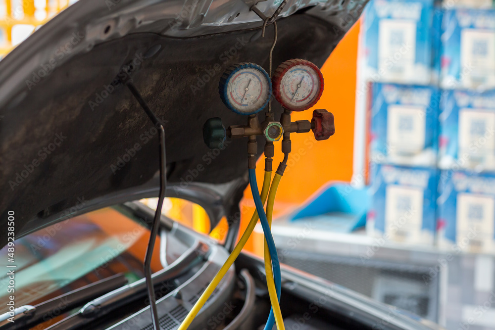 Auto mechanic monitor to check and fixed car air conditioner system in ...