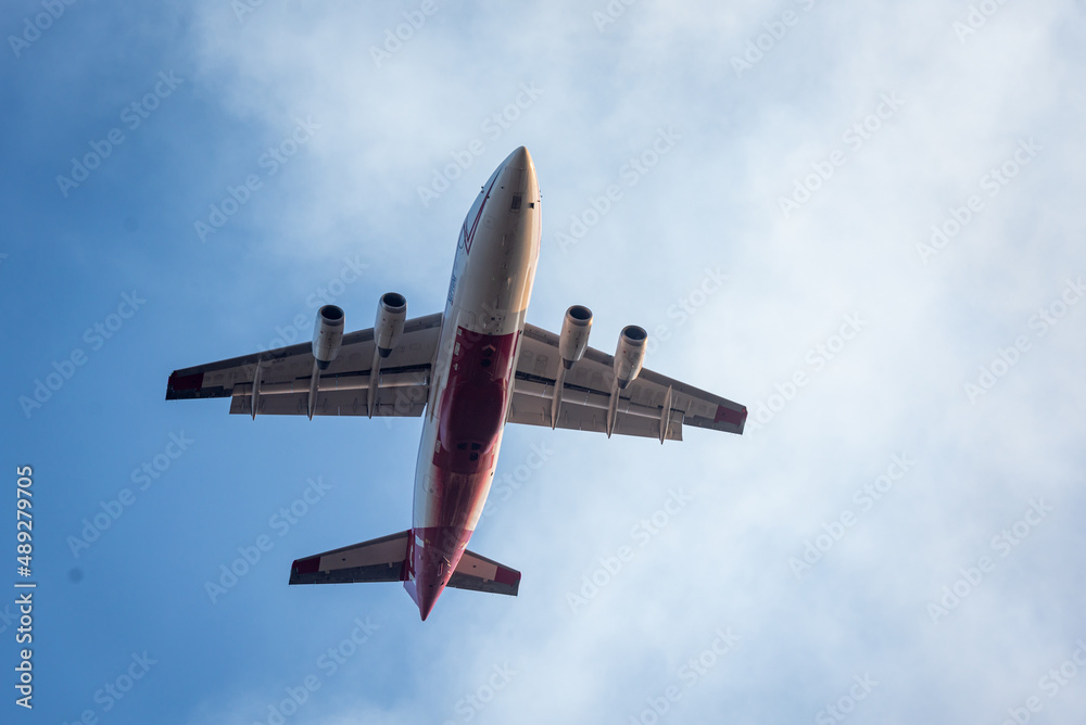 Fire fighting air tanker fly through smoke from a wildfire Stock Photo ...