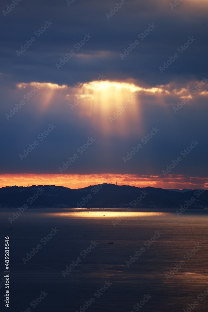 Angel's ladder is a phenomenon in which when the sun is hidden in ...