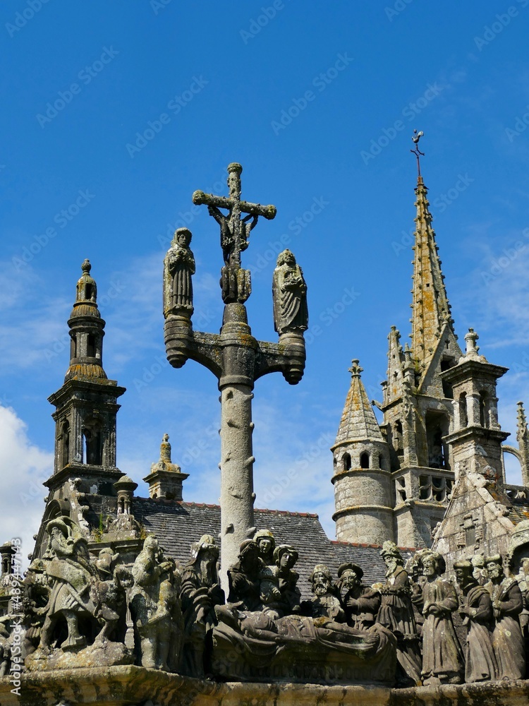 Personnages sculptés du calvaire de l'enclos paroissial de l’église ...