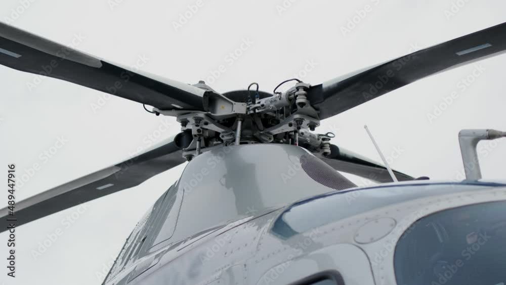 Vidéo Stock close up view of non-rotating helicopter propellers outside ...