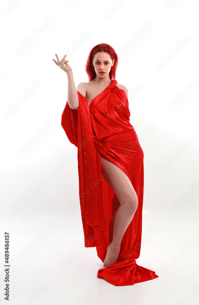 Fotografia Do Stock Full Length Portrait Of Red Haired Woman Wearing A