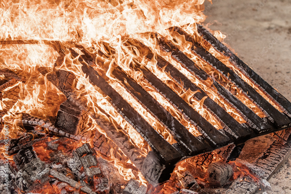 fuego con pallets Stock Photo | Adobe Stock