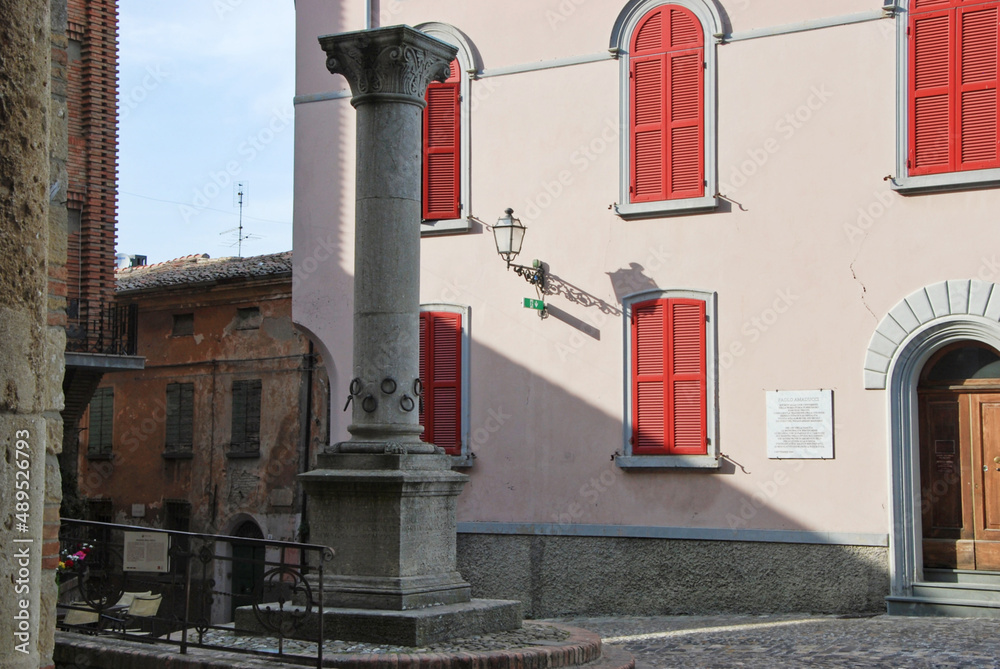 La celebre Colonna degli Anelli nel centro storico di Bertinoro in ...