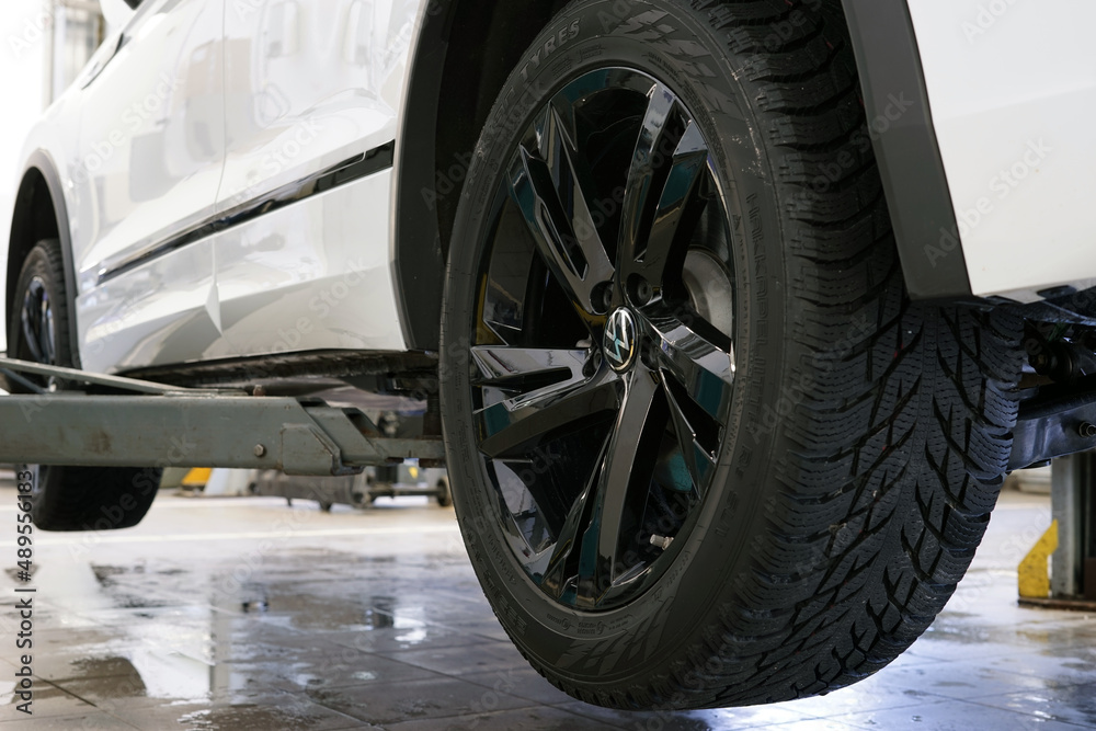 Zdjęcie Stock: Moscow Russia - February 2022: Car in a car service on a ...