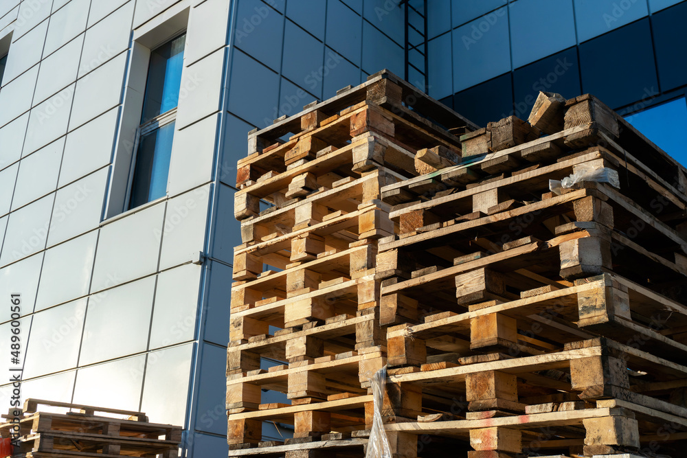 Foto de A stack of wooden pallets in an internal warehouse. An outdoor ...