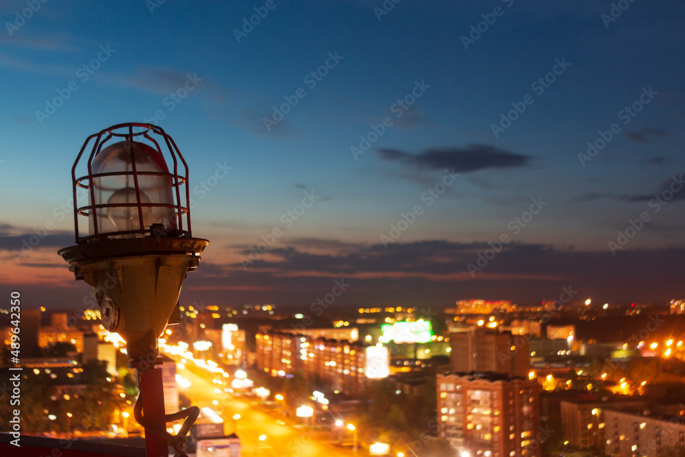 signal light on the roof of the house, the red light is off, night city ...