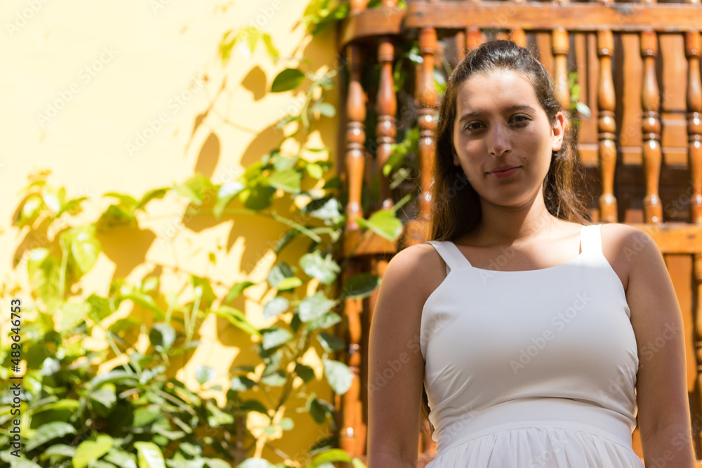 hermosa latina, piel morena, ojos marrones, pelo oscuro. En un vestido ...