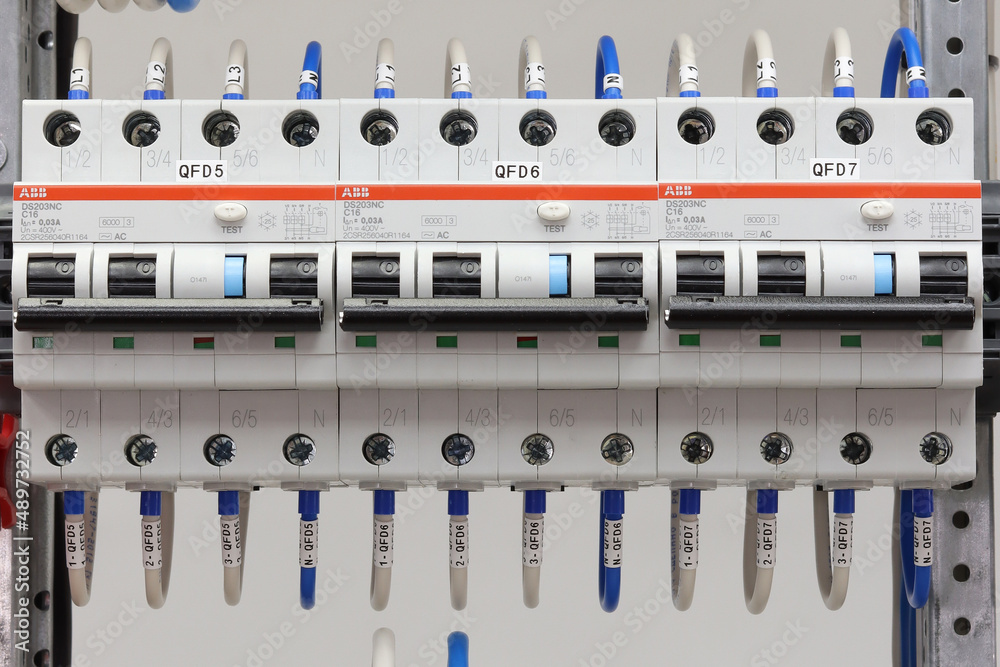 Connection of the mounting wires to the ABB automatic differential ...